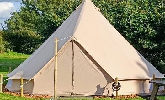Bell tent huren: een all inclusive tent aan het water